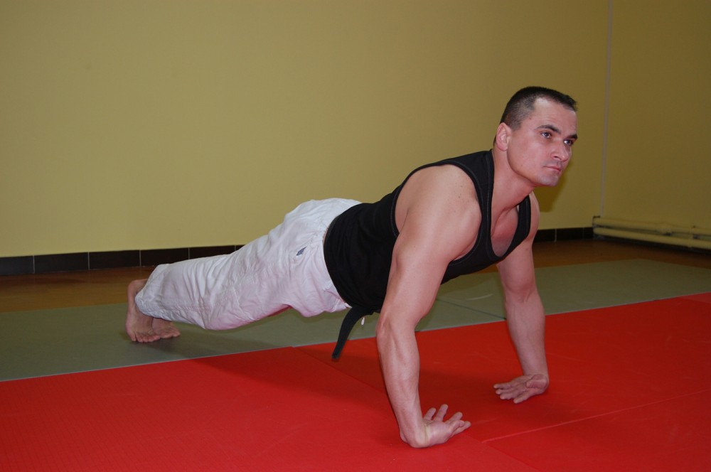 Recordmenul mondial la flotari va face angajarea diseara